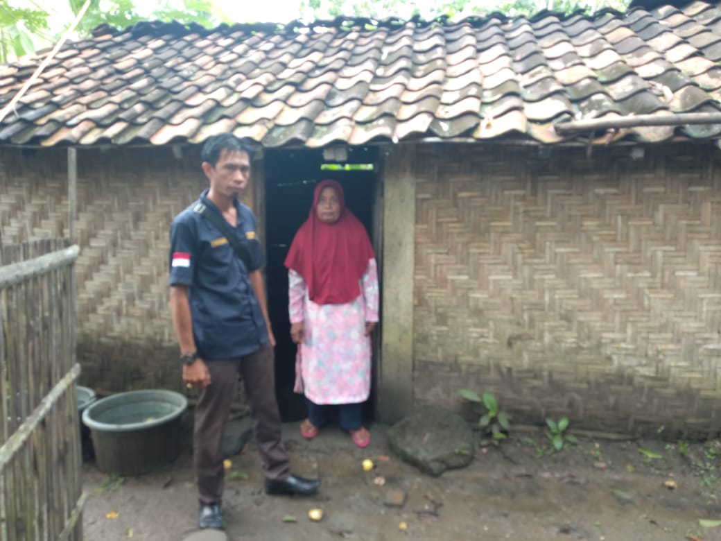 Sumitun Janda Tua, Hidup Sebatangkara Harapkan Bantuan - bumione.com