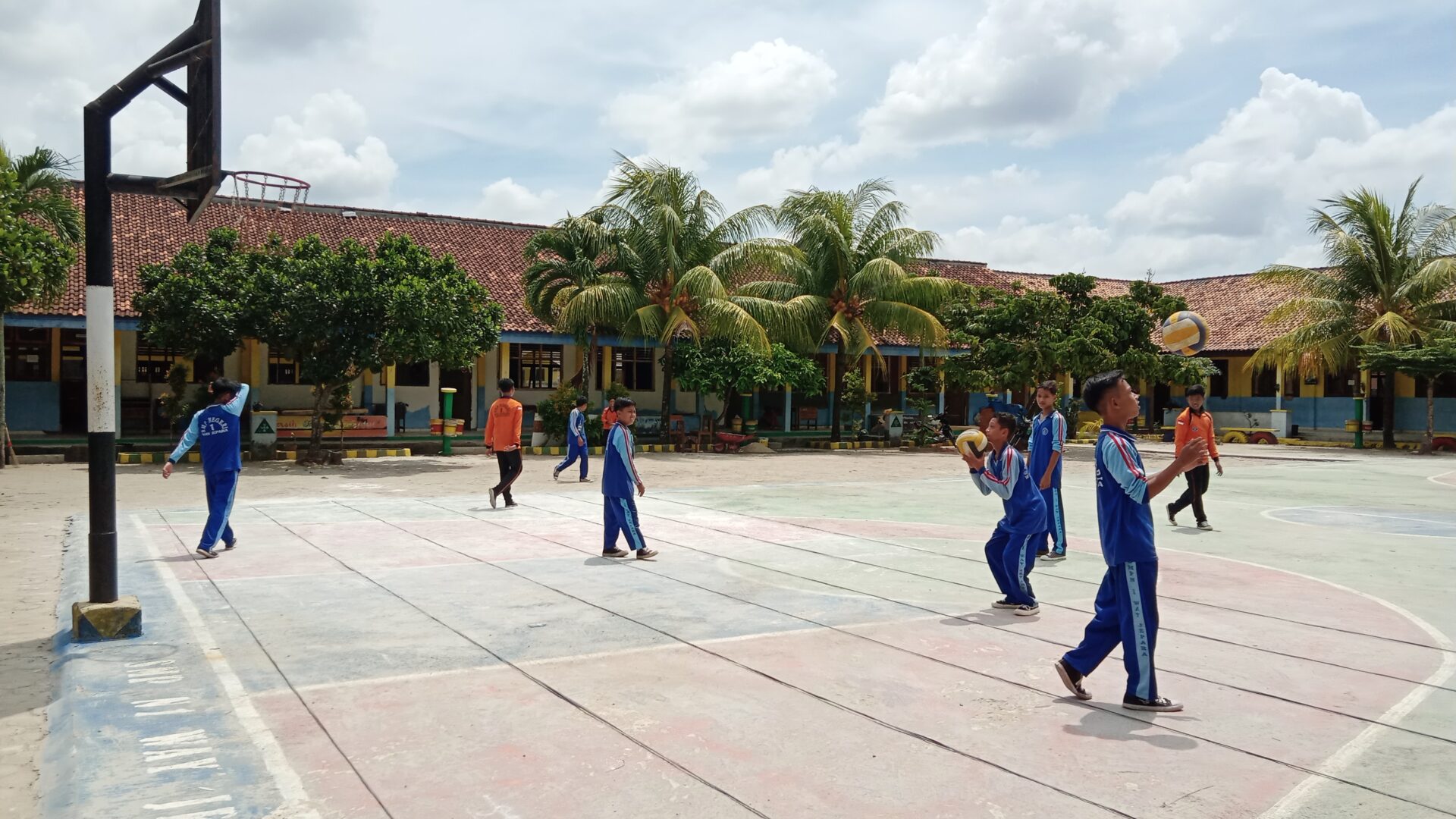 SMP Negeri 1 Way Jepara Adakan Kegiatan Class Meeting - bumione.com